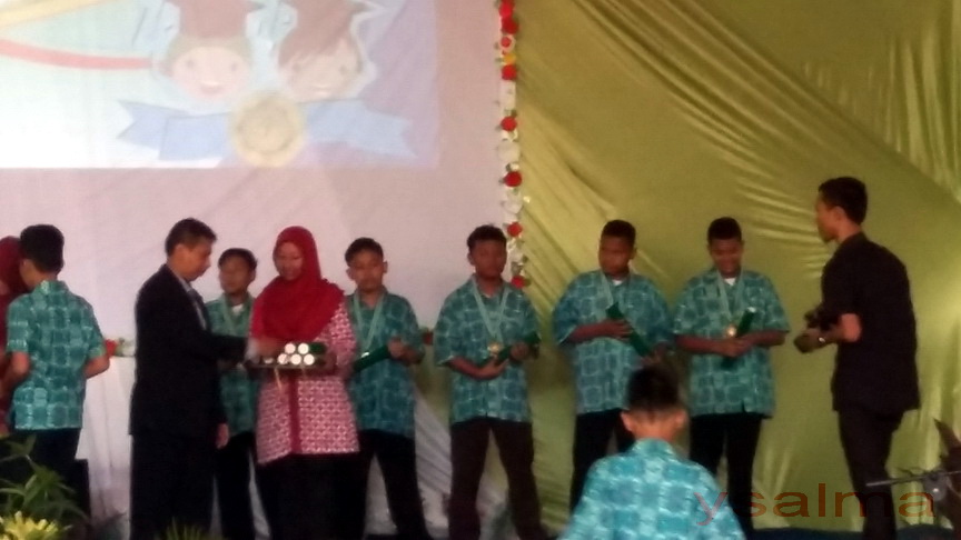 Acara Wisuda SD Menerima Simbol Kelulusan – YSalma